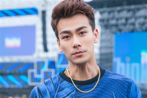 戴向宇出席格莱美音乐节 休闲运动着装难掩帅气