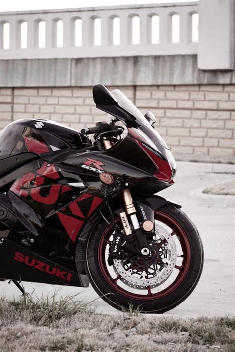 검은색 배경 모터바이크 모터사이클 바탕화면 수직 쐈어 스즈키 스포츠 자전거 자동차 주차된 흰색과 파란색에 관한 무료 스톡 사진