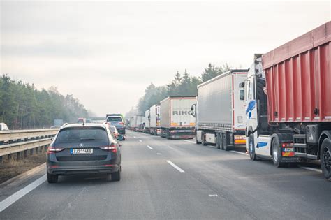 유럽의 안개 속에서 젖은 고속도로 도로에서 빠르게 운전하는 많은 자동차의 뒷모습 유럽 도로의 교통 체증 0명에 대한 스톡 사진 및 기타 이미지 Istock