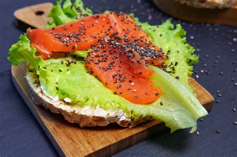 연어 필레와 크림 치즈 양상추와 치아 씨앗을 곁들인 샌드위치 클로즈업 선택적 초점 0명에 대한 스톡 사진 및 기타 이미지 0명 고명 러시아 Istock