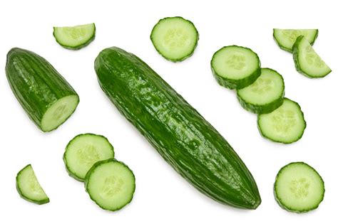 흰색 배경에 분리 된 슬라이스와 오이 클리핑 경로입니다 맨 위 보기 0명에 대한 스톡 사진 및 기타 이미지 0명 날것 녹색 Istock