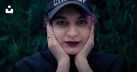 검은 모자를 쓰고 보라색 머리를 가진 여자 사진 Unsplash의 무료 미소 이미지