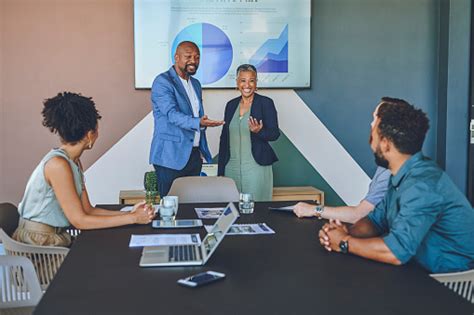사무실 회의실의 직원에게 기업 프레젠테이션을 하는 비즈니스 사람들 전략을 계획하고 팀 회의에서 Tv 화면에서 그래프 차트 및 데이터를 분석하는 전문 관리자 5명에 대한 스톡