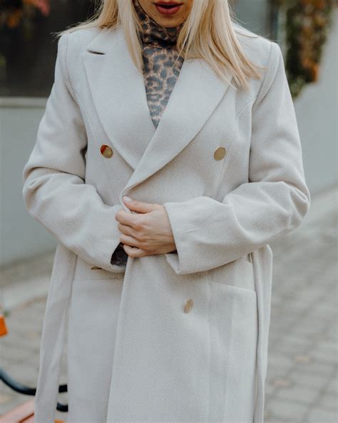 무료 사진 흰 코트를 입은 여성 사업가