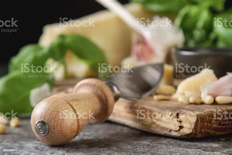 이탈리아 파 르 마 치즈 나이프 신선한 녹색 바 질 올리브 오일 잣 마늘과 재료는 파스타에 대 한입니다 어두운 나무 배경 0명에 대한 스톡 사진 및 기타 이미지 Istock