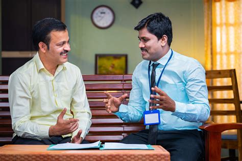 집에 있는 동안 중년 남성에게 보험 또는 대출 정책에 대해 설명하는 은행가 재정 고문 고객 지원 및 문앞 은행 서비스의 개념 말하기에 대한 스톡 사진 및 기타 이미지