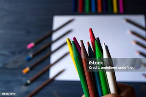 어두운 파란색 나무 책상에 여러 가지 빛깔의 연필과 흰색 종이의 팔레트 0명에 대한 스톡 사진 및 기타 이미지 0명 공란 교육 Istock