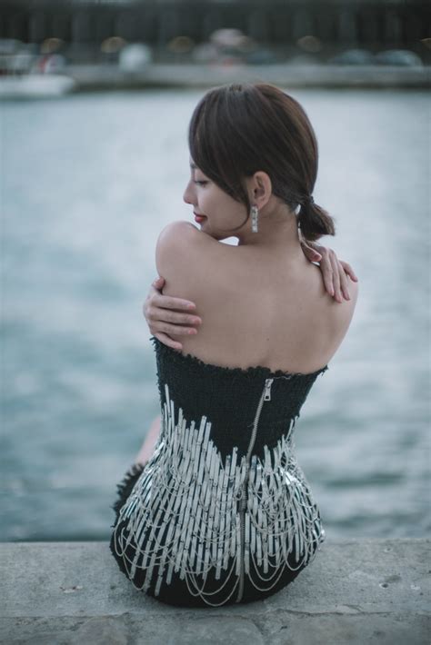 第壹街拍邀张嘉倪出席巴黎时装周，紫菱故地重游 眼界，放眼世界