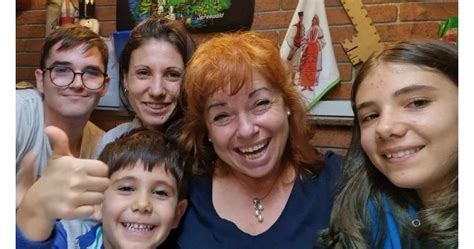 Майка отглежда болни деца в мухлясал апартамент