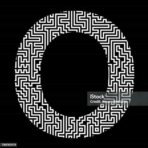 흰색 문자 O 는 검은 색 배경에 고립 된 미로 패턴으로 구성됩니다 라틴어 알파벳의 문자 0명에 대한 스톡 벡터 아트 및 기타