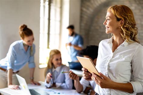 사무실에서 일하는 다민족 비즈니스 사람들의 그룹 스타트업 파이낸스 팀워크 컨셉 건축가에 대한 스톡 사진 및 기타 이미지 건축가 교육 강좌 기업 문화 Istock