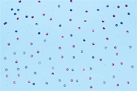 컬러 스팽글과 반짝이는 스팽글이 있는 파란색 배경 디자인에 적합한 배경에 적합합니다 상단 보기 복사 공간 0명에 대한 스톡 사진 및 기타 이미지 Istock