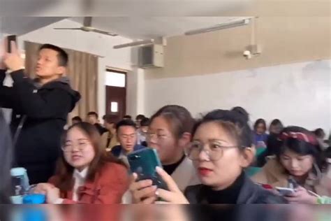 当代大学生课堂签到，老师为避免点名有学生代答到，还用二维码签到
