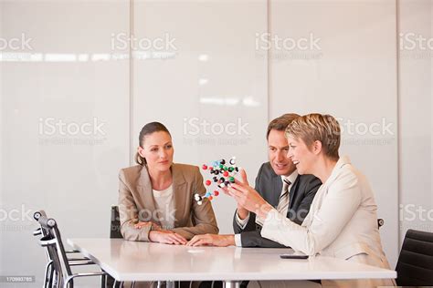 비즈니스 직원관리 루킹 시 분자 모델 컨퍼런스 룸 3 명에 대한 스톡 사진 및 기타 이미지 3 명 30 39세 35 39세 Istock