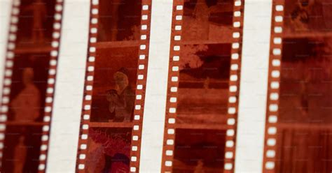 사람들이 있는 필름 스트립의 클로즈업 사진 Unsplash의 네거티브 필름 이미지