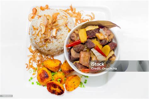 홈 셰프 비프 카타 마살라 비행기 풍미의 견과류 풀라오 작은 포테토 튀김 요리 맨 위 보기 흰색 배경에 건강한 식생활에 대한 스톡 사진 및 기타 이미지 Istock