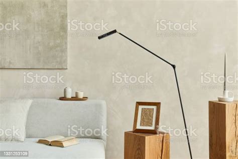 흰색 모의 포스터 프레임 그는 나무 큐브와 개인 액세서리에 램프와 거실 인테리어의 세련된 현대적인 구성 중립적인 색상 템플렛 0명에 대한 스톡 사진 및 기타 이미지 Istock