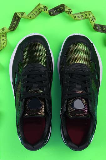 화려한 배경에 스포츠 신발 의 쌍 복사 공간을 복사합니다 러닝화의 오버헤드 샷 상단 보기 플랫 레이 0명에 대한 스톡 사진 및 기타 이미지 Istock