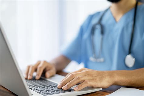 병원에서 일하는 컴퓨터를 사용하는 의사 데이터 환자 문서를 확인하는 컴퓨터를 사용하는 의사 건강 관리 병원 배경에 컴퓨터를 사용하는 의사 진료소에 대한 스톡 사진 및 기타