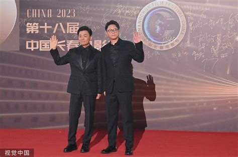 倪妮王宝强现身第18届长春电影节 捧奖杯亮相后台 搜狐大视野 搜狐新闻