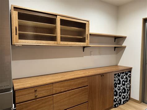 ガラス戸の吊り戸棚 手作りオーダー家具と木工教室「家具工房treehouse」 福岡県北九州市