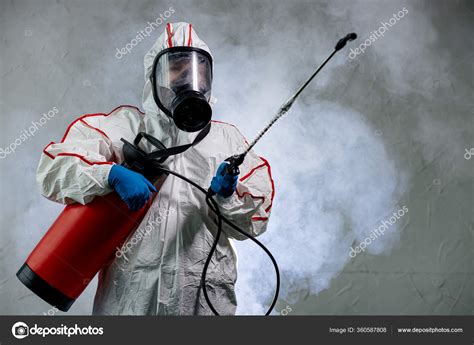 Мужчина в личном защитном снаряжении Nbc Ppe костюм очистки изолированного пространства стоковое