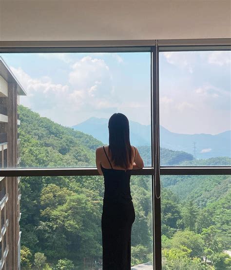 와비사비 • 집꾸미기 지금 침실 프레임은 딥한 우드 컬러계열인데 언젠가는 살짝 밝은 톤으로 바꿀 계획이에요 그래서인지 호텔에 오면 침대 프레임 컬러를 눈여겨 보게