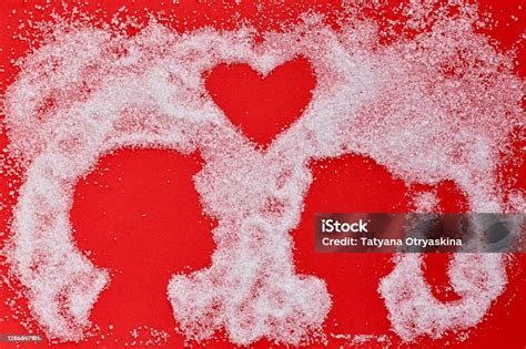 사랑에 부부의 실루엣과 빨간 배경에 흰색 설탕 발렌타인 데이 결혼식 사랑 진짜 느낌 전통적인 이성애 커플의 트렌디 한 미니멀 한 개념 공간을 복사합니다 행복에 대한 스톡