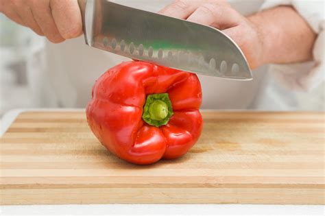 칼 절단 나무 보드에 달콤한 파프리카와 요리사의 손 요리에 대 한 준비입니다 건강 한 식습관과 라이프 스타일 건강한 식생활에 대한 스톡 사진 및 기타 이미지 Istock