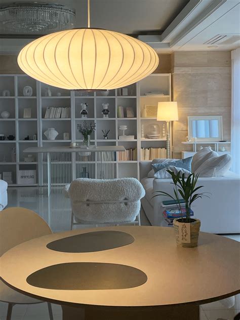 J 인테리어 홈스타일링 흐리다 맑다 비오다 ☔️ 종잡을 수 없는 요즘 날씨라 햇살나면 틈틈히 찍은 거실 금욜 내리는 비를보니 ⛈️ 이번 장마가 벌써 두렵네요