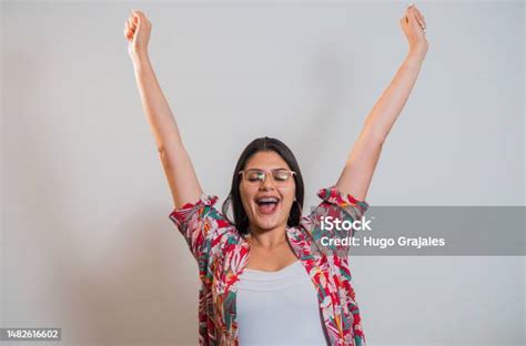 팔과 얼굴에 몸짓을 하는 미소 짓고 자신감 넘치는 젊은 여성의 초상화 25 29세에 대한 스톡 사진 및 기타 이미지 25 29세 긍정적인 감정 표현 매우 기쁜