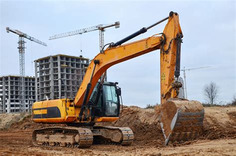 굴삭기는 콘크리트 폭풍 파이프를 설치하기위한 건설 현장에서 땅을 파고 파고 파이프 라인 도랑 백호 상업 및 공공 민간 작업 계약 참호 탐프 토양 0명에 대한 스톡 사진 및