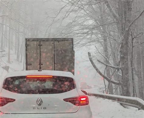 Внимание шофьори Обилен снеговалеж на „Петрохан“ има задръстване снимки