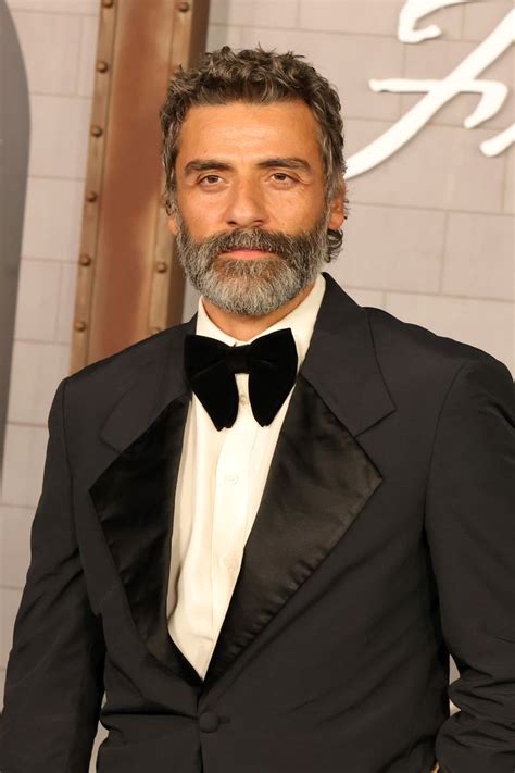 Oscar Isaac Llama La Atención Con Un Esmoquin De Gran Tamaño Y Un Mini