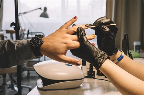 한 남자가 전문 네일 살롱에서 손톱 채색을합니다 남자의 손에 남성 매니큐어 매니큐어 화장품에 대한 스톡 사진 및 기타 이미지 매니큐어 화장품 남자 미장원 Istock