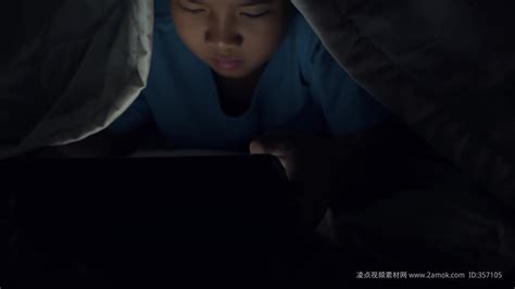 儿童躲被窝玩手机视频素材 其它视频素材下载 高清3840X2160视频素材下载 凌点视频素材网 编号 357105