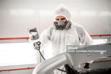 차체가 게의 자동차 도장 부스에 스프레이 건으로 자동차 범퍼에 페인트를 적용 하는 회화 기술자 가스 압축기에 대한 스톡 사진 및