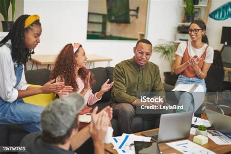 사무실에서 열린 모임에서 동료에게 박수를 보내는 다양한 사업가들의 사진 20 24세에 대한 스톡 사진 및 기타 이미지 20 24세 20 29세 25 29세 Istock