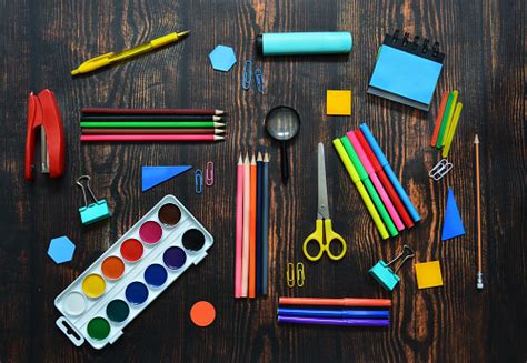 학교로 돌아갑니다 나무 배경에 사무실과 학교 문구 학습 개념 플랫 레이 복사 공간을 복사합니다 0명에 대한 스톡 사진 및 기타