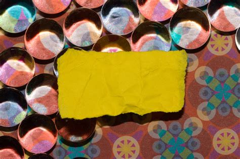 복사 공간으로 3d 공과 옐로우 카드와 복고풍 현대 벽지 오래된 트렌드 디자인 1990 1999 년에 대한 스톡 사진 및 기타 이미지 1990 1999 년 3차원 형태