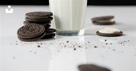 흰색 액체와 쿠키가 든 투명한 음료수 유리 사진 Unsplash의 무료 회색 이미지