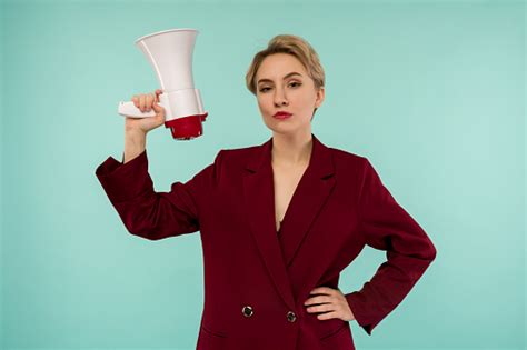 파스텔 블루 월 배경 스튜디오 초상화에 고립 포즈 빨간 정장에 재미 젊은 금발 여자 소녀 사람들은 진지한 감정 라이프 스타일 개념 복사 공간을 모의합니다 기업 비즈니스에