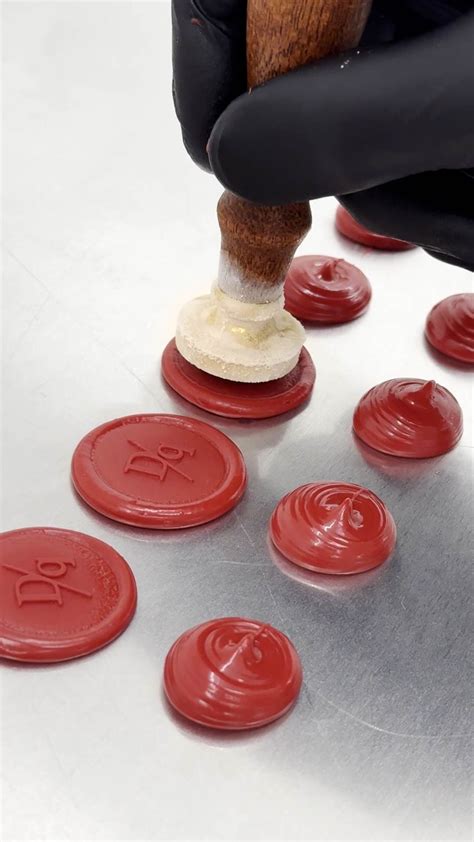 카페 데이지크 Café Dasique에서는 매일 아침 전문 파티쉐님께서 쁘띠갸또 메뉴들을 만들고 있어요 딥 체리 프레소의 장식으로 사용되는 데이지크 로고 초콜릿도