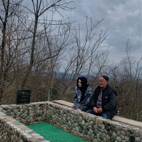 Díana ამბობდა ვიღაც საფლავთან მდგომი და მონატრების იწმენდდა ცრემლებს ძნელია როცა ამდენ