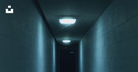 끝에 빛이있는 길고 어두운 복도 사진 Unsplash의 무료 밤 이미지