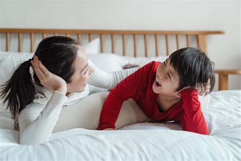 실내 가족 걱정 없는 관계 기쁨 나무 머리판 내용 모성 미소 밝은 부드러운 조명 빨간 셔츠 사랑 실내