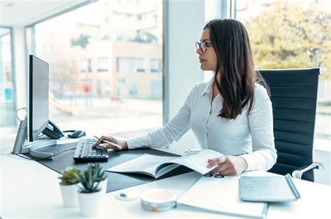 현대 의 신생 사무실에서 몇 가지 문서를 Cheking 동안 컴퓨터와 함께 일하는 아름다운 비즈니스 여성 문서에 대한 스톡 사진 및 기타 이미지 Istock