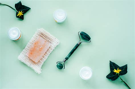 뷰티 화장품 페이셜 롤러 녹색 배경에 크림과 비누 항아리 상단 전망 평평한 누워 천연 스킨케어 제품 컨셉 0명에 대한 스톡 사진 및 기타 이미지 Istock