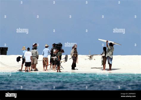 Exclusive Johnny Depp And Penelope Cruz Film A Scene On A Deserted