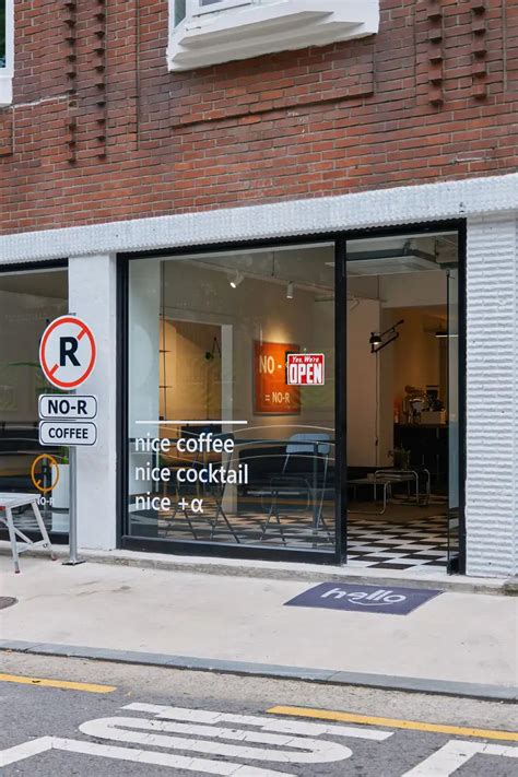 간결하고 모던한 디자인의 카페 입구 외관 인테리어 사진